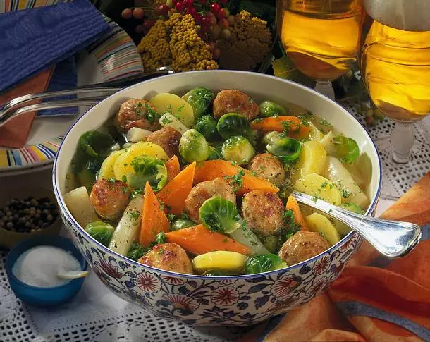 Recipe ng nilagang Brussels sprouts 8795_1