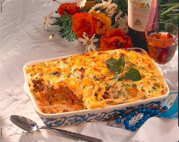 Pastizio makaronia (macaroni casserole ndi ng'ombe yamphongo) Chinsinsi