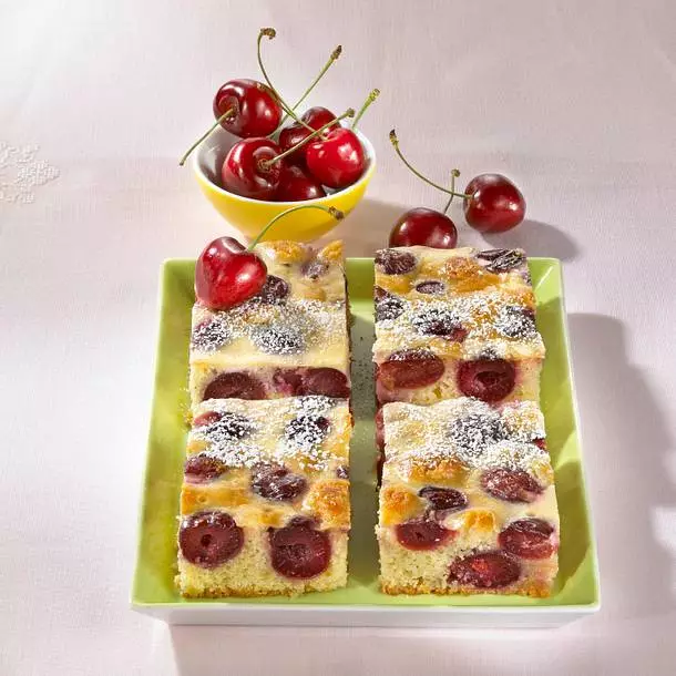 Cherry kirim mai tsami takardar cake girke-girke 8860_1