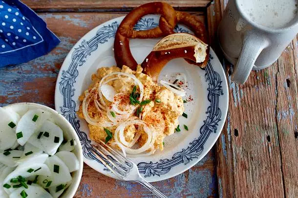 Obatzda dengan resep salad lobak dan daun bawang