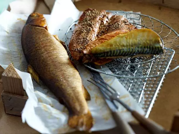 Recipe ng pinausukang trout at mackerel 8987_1