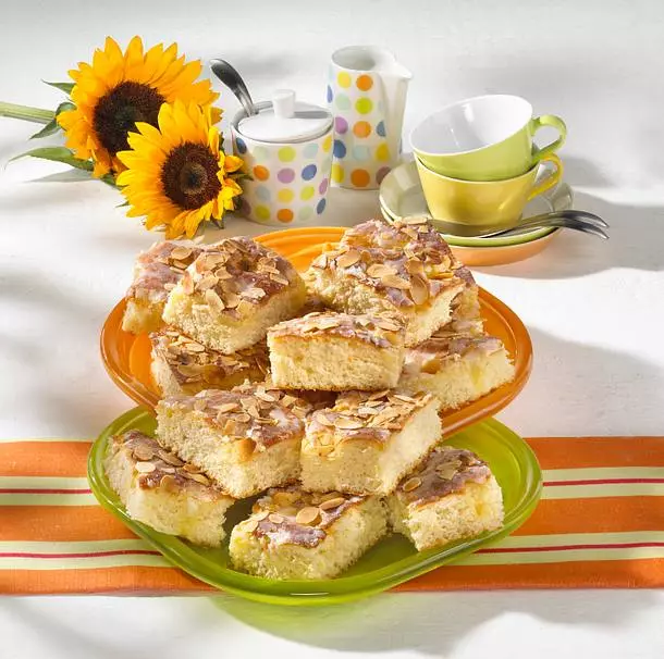 Butter cake nga adunay icing ug flaked almonds recipe