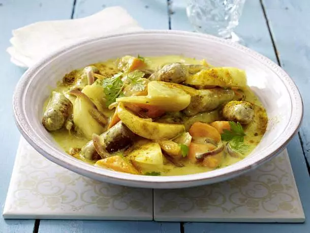 Bealtaine ragout tornapa agus cairéad in anlann curaí le oideas bratwurst