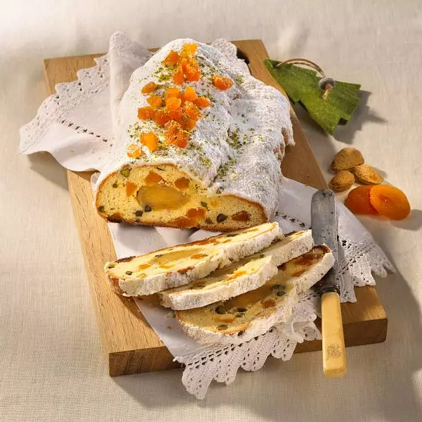 Quark stollen med aprikoser och marsipan recept