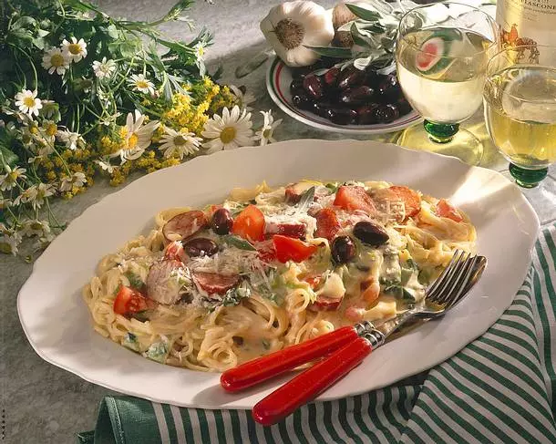 Receta de plato de espagueti colorido