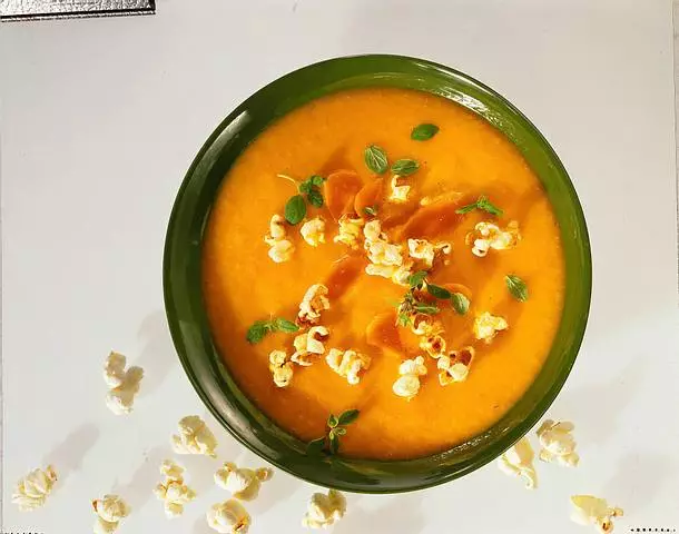 Sopa de zanahoria y manzana con receta de palomitas de ajo