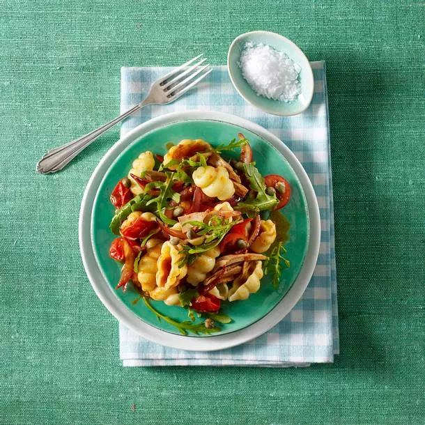 Receita de pasta de ñoquis con atún e tomate