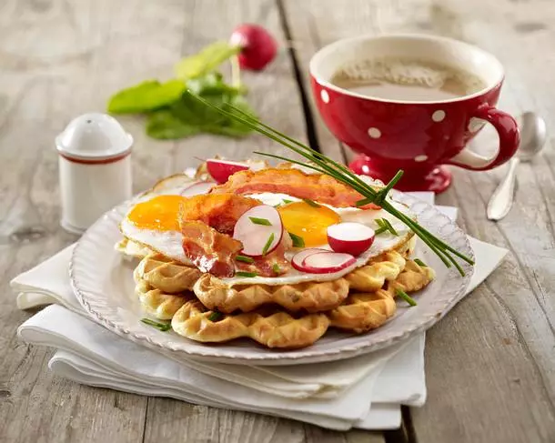 Receita de gofres de almorzo con touciño e ovos fritos