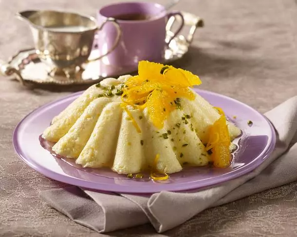 Turned semolina pudding with orange fillets, honey sauce and pistachios recipe 9437_1