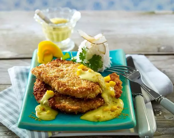 Turkey schnitzel pẹlu agbon breading, Korri mango obe ati iresi ilana