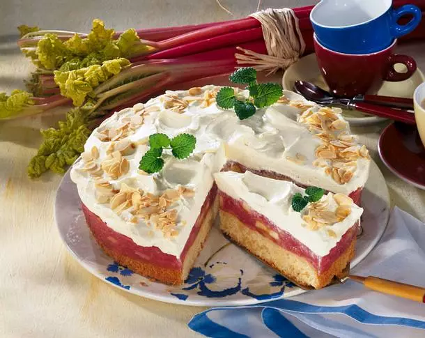 Receita de bolo de ruibarbo e maçapão com creme azedo e creme de baunilha 9502_1