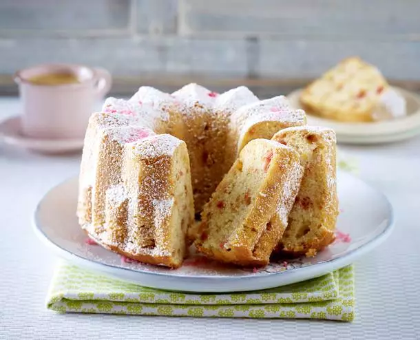 Mini Bundt kakku manteleilla ja raparperilla