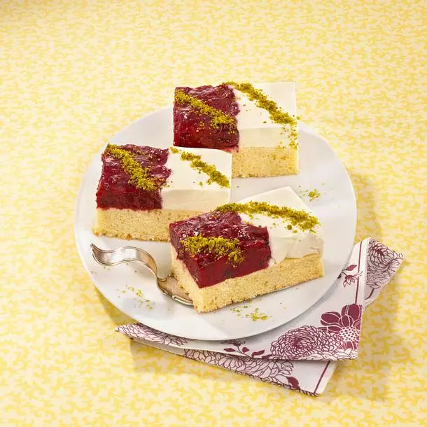 Marzipan slices nrog liab jelly daim ntawv qhia