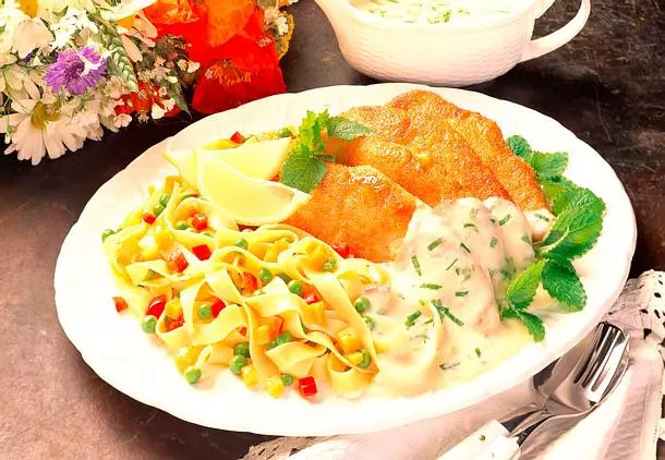 Kéis Schnitzel mat Geméis Tagliatelle Rezept