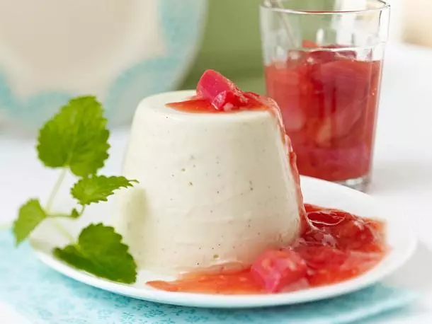 Rezept fir Panna Cotta mat Rabarber an Erdbeere Kompott