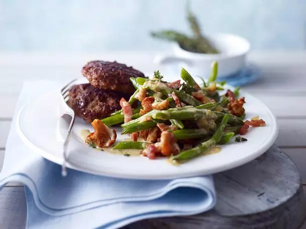 Green beans sa thyme ug chanterelle cream alang sa meatballs recipe 9754_1