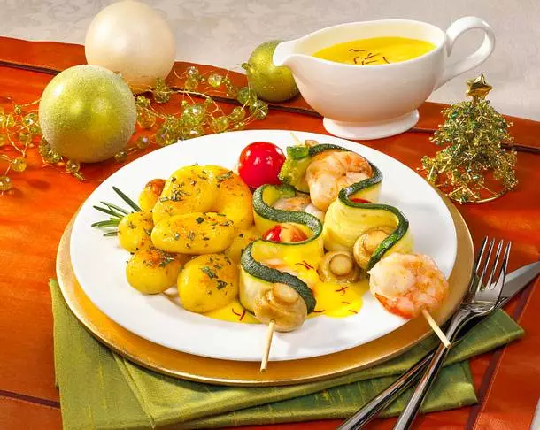 Li-prawn skewers tse nang le recipe ea safrone sauce