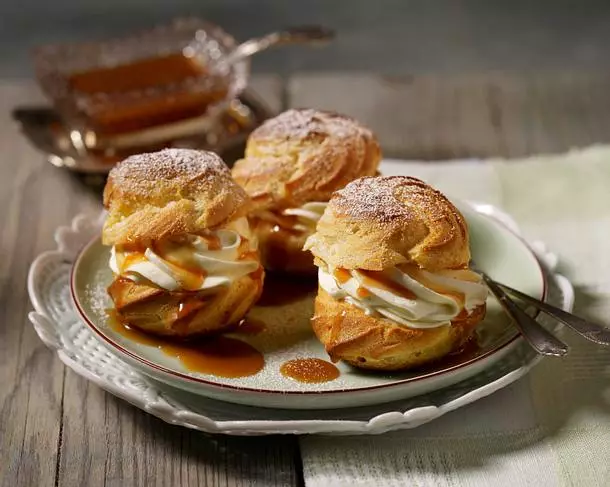 Sitofudi profiteroles pẹlu fanila ipara ati caramel obe ohunelo