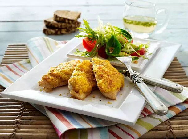 Schnitzel pẹlu karọọti ati erupẹ warankasi pẹlu letusi ọdọ-agutan pẹlu ohunelo nut vinaigrette